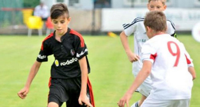 Beşiktaş'ın minik yıldızı Emirhan Delibaş'a büyük övgü (Video)